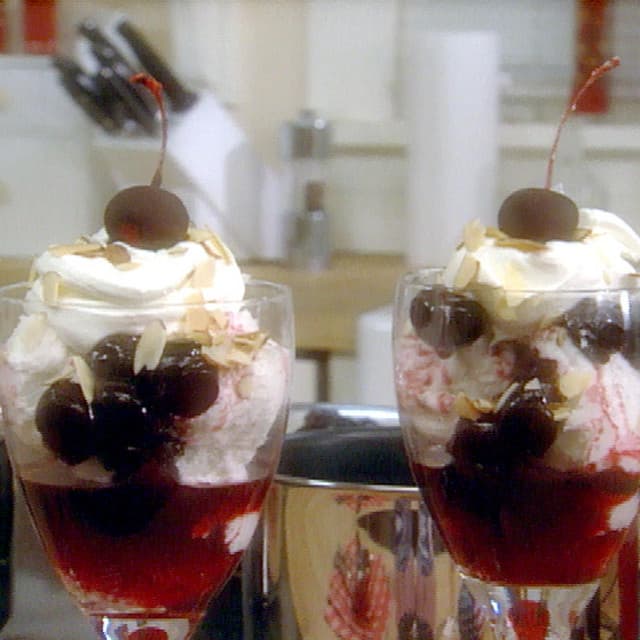 Warm Cherry Sundaes | Punchfork