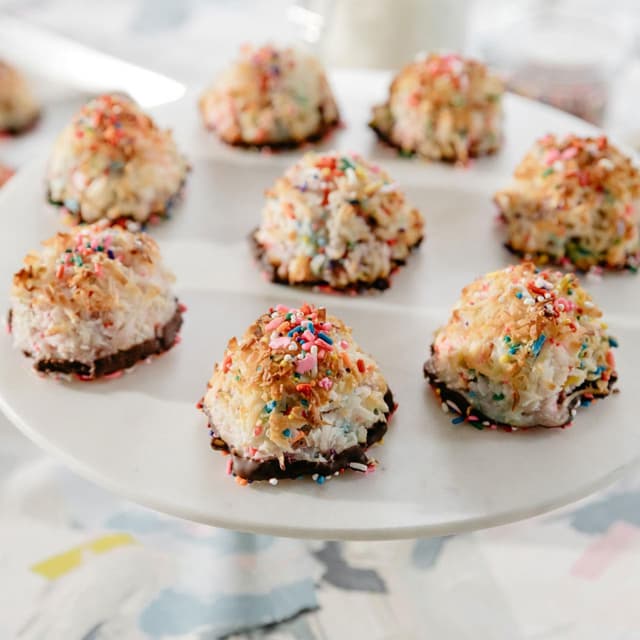 Giant Sprinkle Macaroons | Punchfork