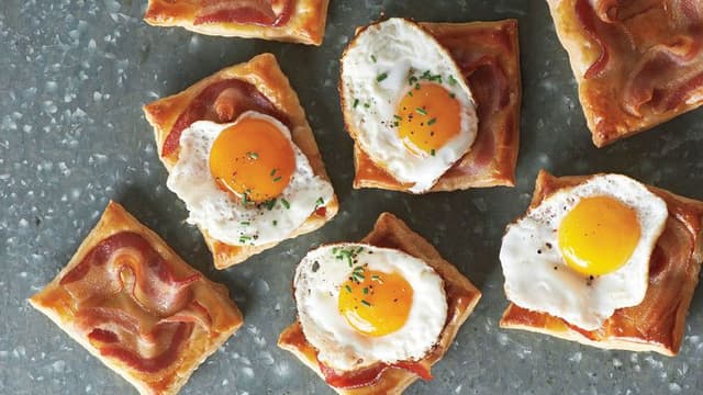 Fried-Egg-and-Bacon Puff Pastry Squares | Punchfork