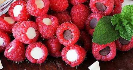2-Ingredient Chocolate-Stuffed Raspberries | Punchfork