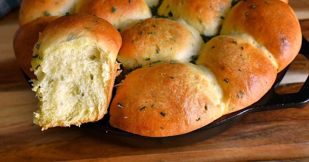 Sour Cream and Chive Skillet Dinner Rolls | Punchfork