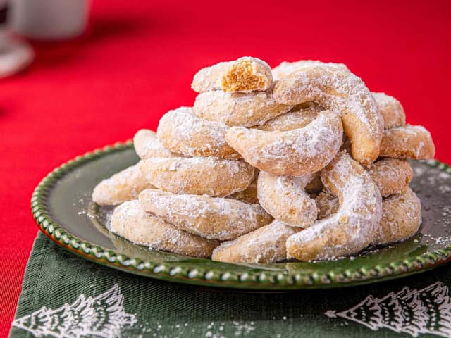 Vanillekipferl (Austrian Crescent Cookies) | Punchfork