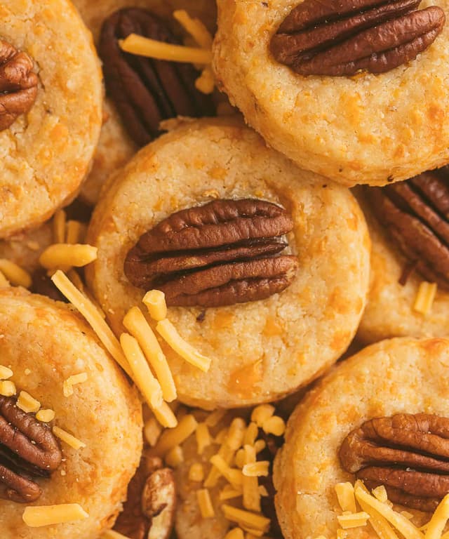 Buttery Cheddar Pecan Crackers | Punchfork