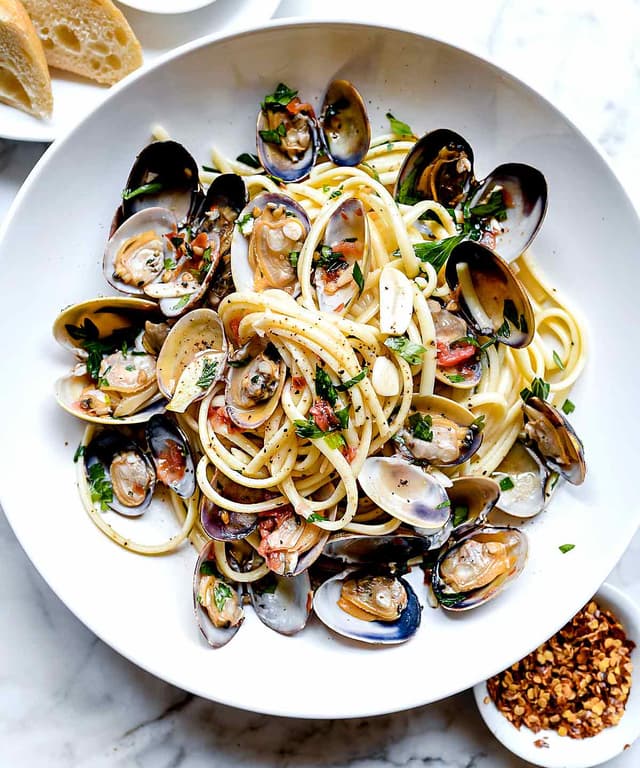 Easy Linguine With Clam Sauce Vongole Foodiecrush Com