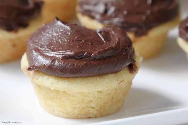 Vanilla Cupcakes with Chocolate Fudge Frosting | Punchfork